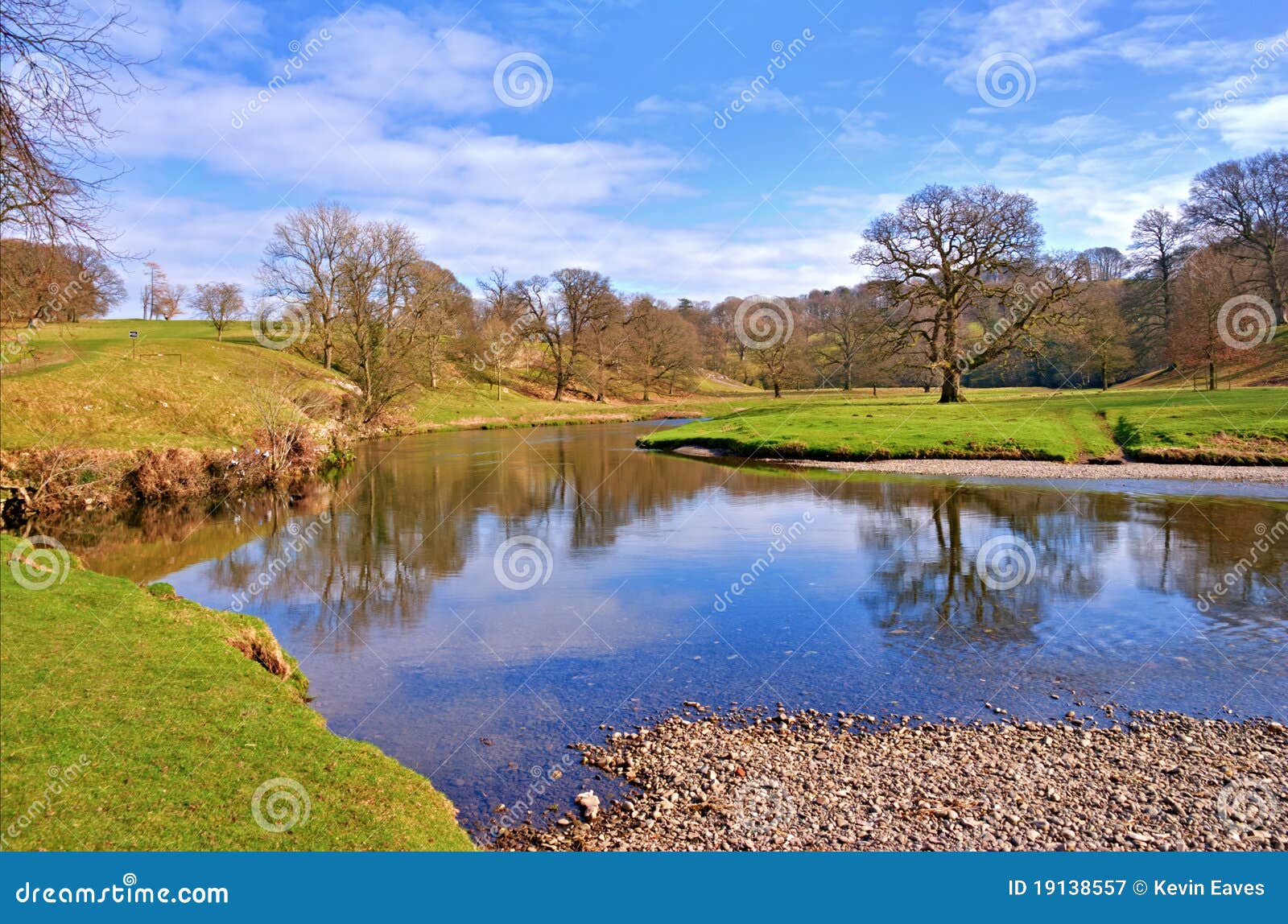 Río en campo imagen de archivo. Imagen de verde, parque - 19138557