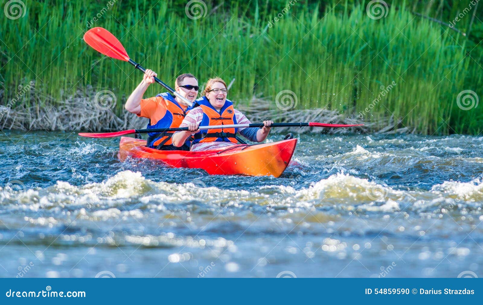 Río rápido de la canoa foto de archivo. Imagen de afuera - 54859590