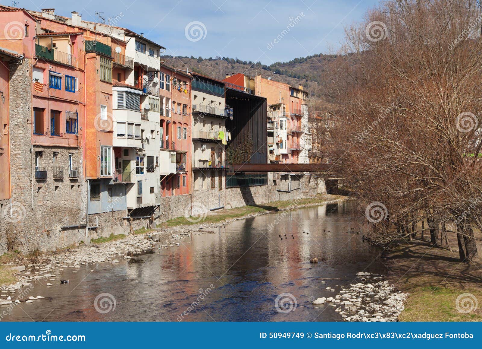 Río Ter a través de Ripoll imagen de archivo. Imagen de casas - 50949749
