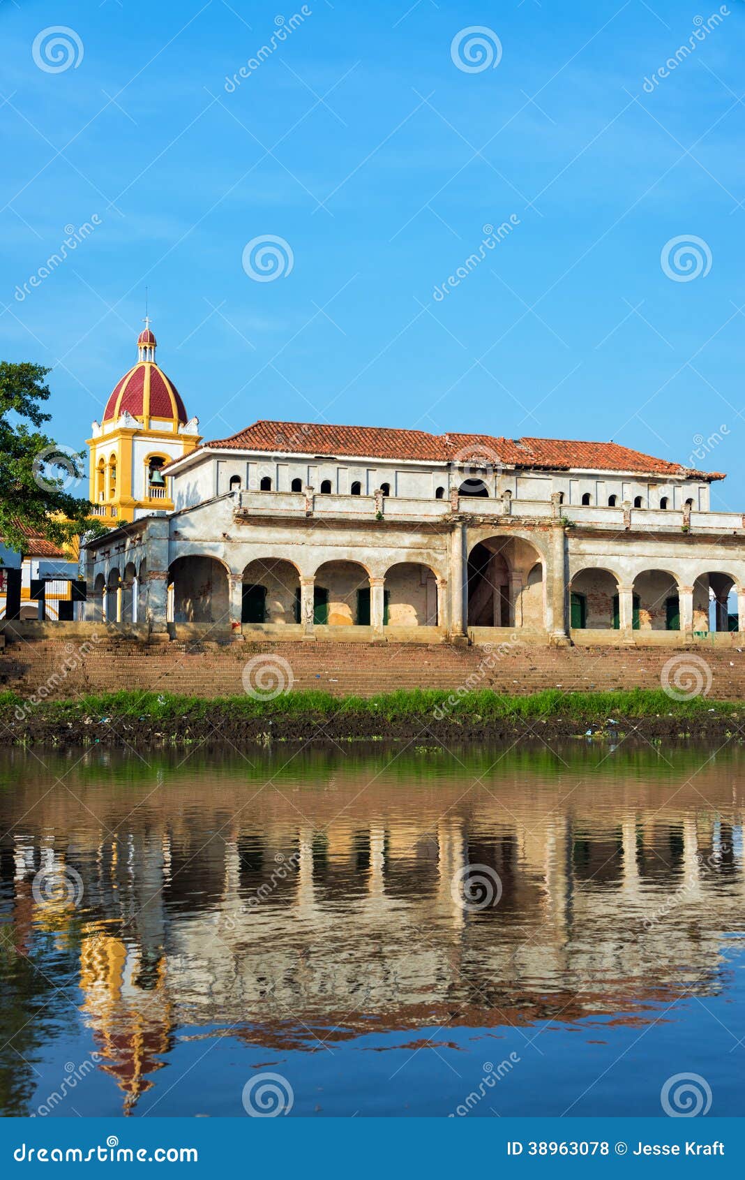 Río y reflexión de Mompox foto de archivo. Imagen de santa - 38963078