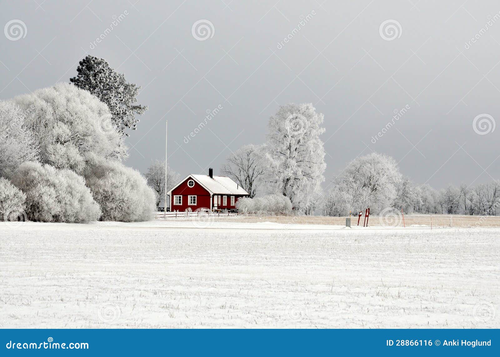 Röd stuga i vinter arkivfoto. Bild av snö, säsongsbetonat - 28866116