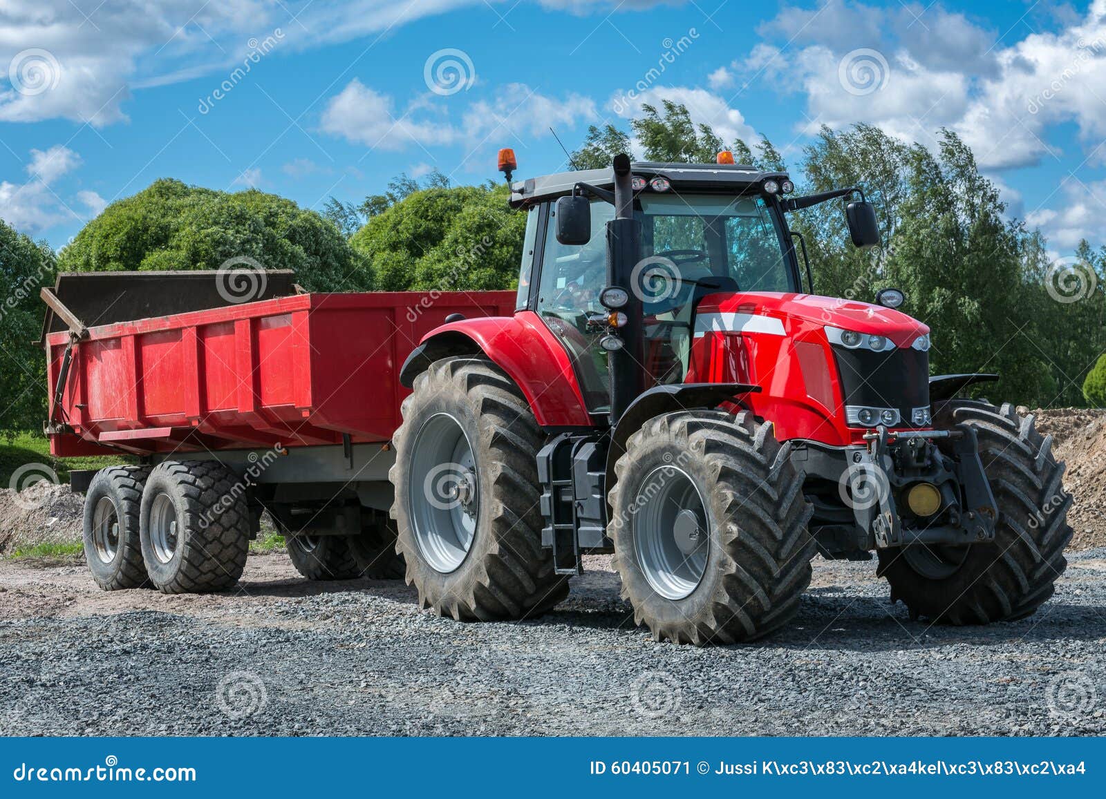 Röd traktor med en släp fotografering för bildbyråer. Bild av arbete ...