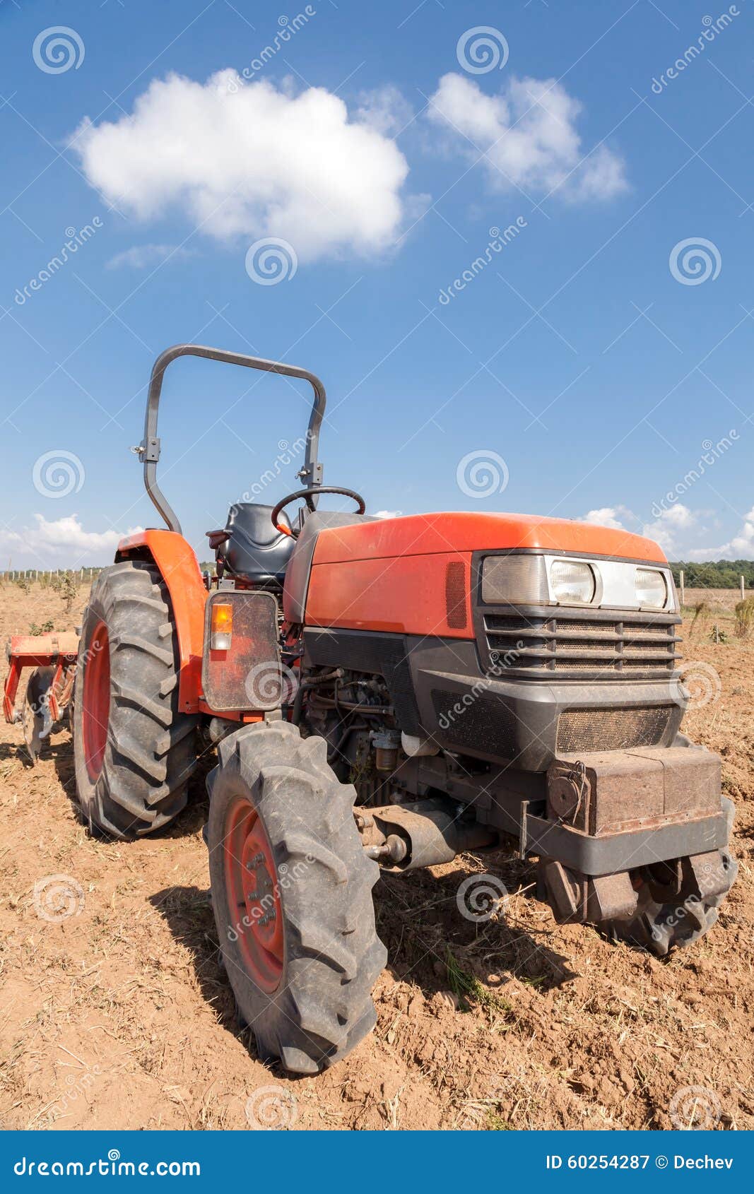 Röd Traktor Med Plogen I Fält Molnig Sky Fotografering för Bildbyråer ...