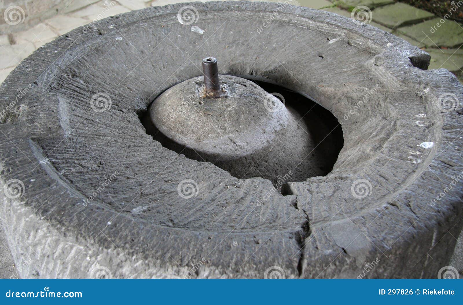 Römischer Mühlstein stockfoto. Bild von meilenstein, backen - 297826