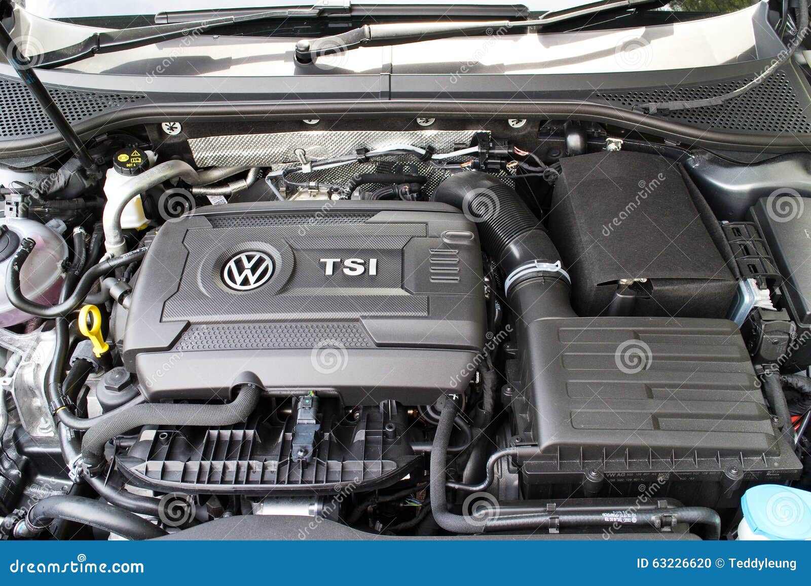 R-línea De Volkswagen Passat Motor 2015 Imagen editorial - Imagen de ...
