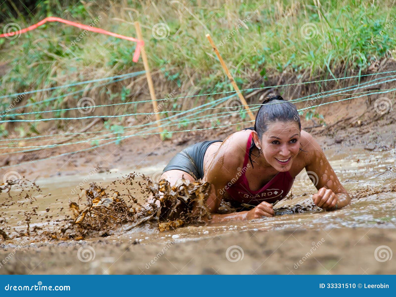 Raça da corrida da lama imagem editorial. Imagem de sujeira - 33331510