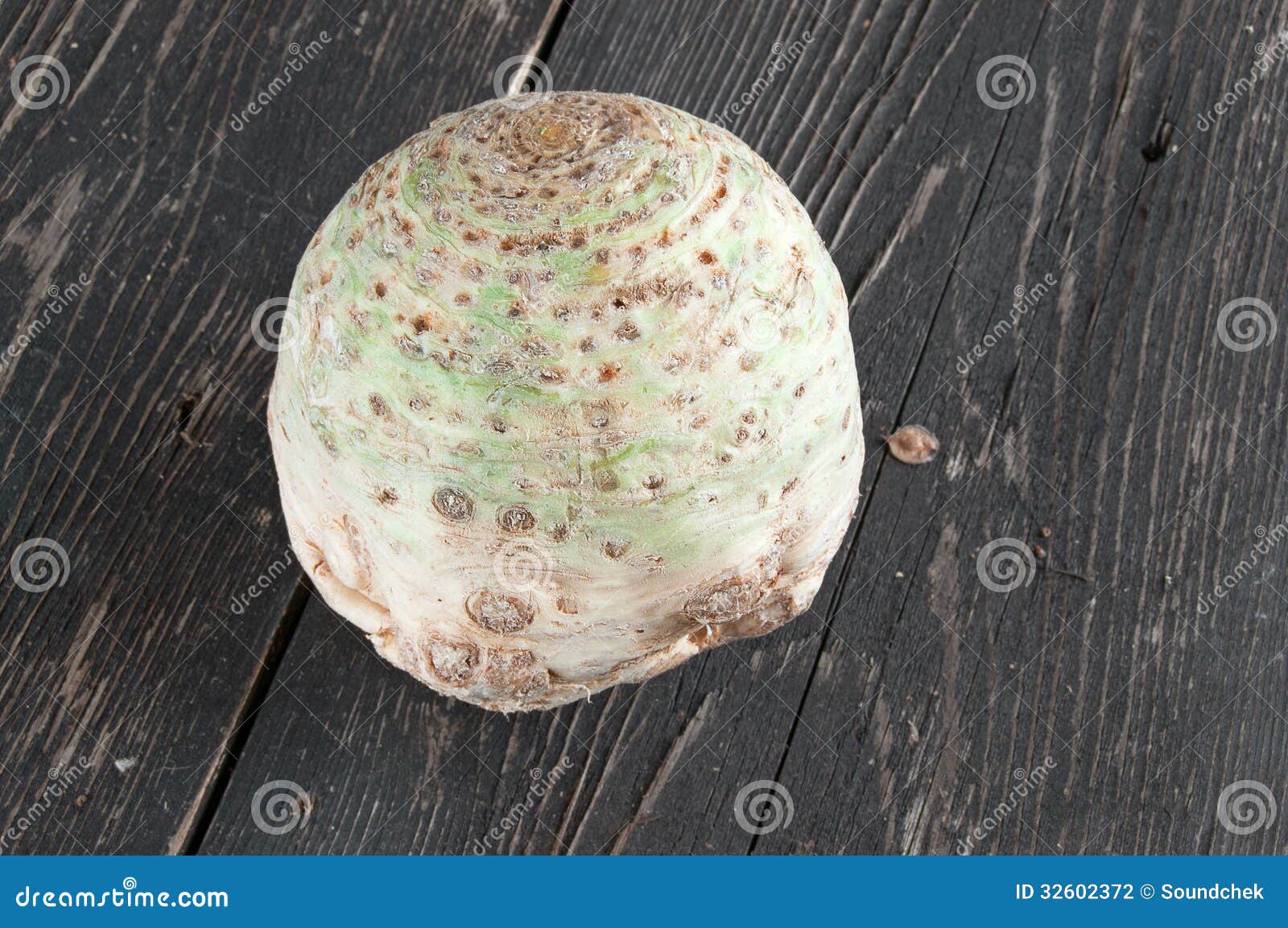 Raíz Del Apio En Una Tabla De Madera Foto de archivo - Imagen de ...