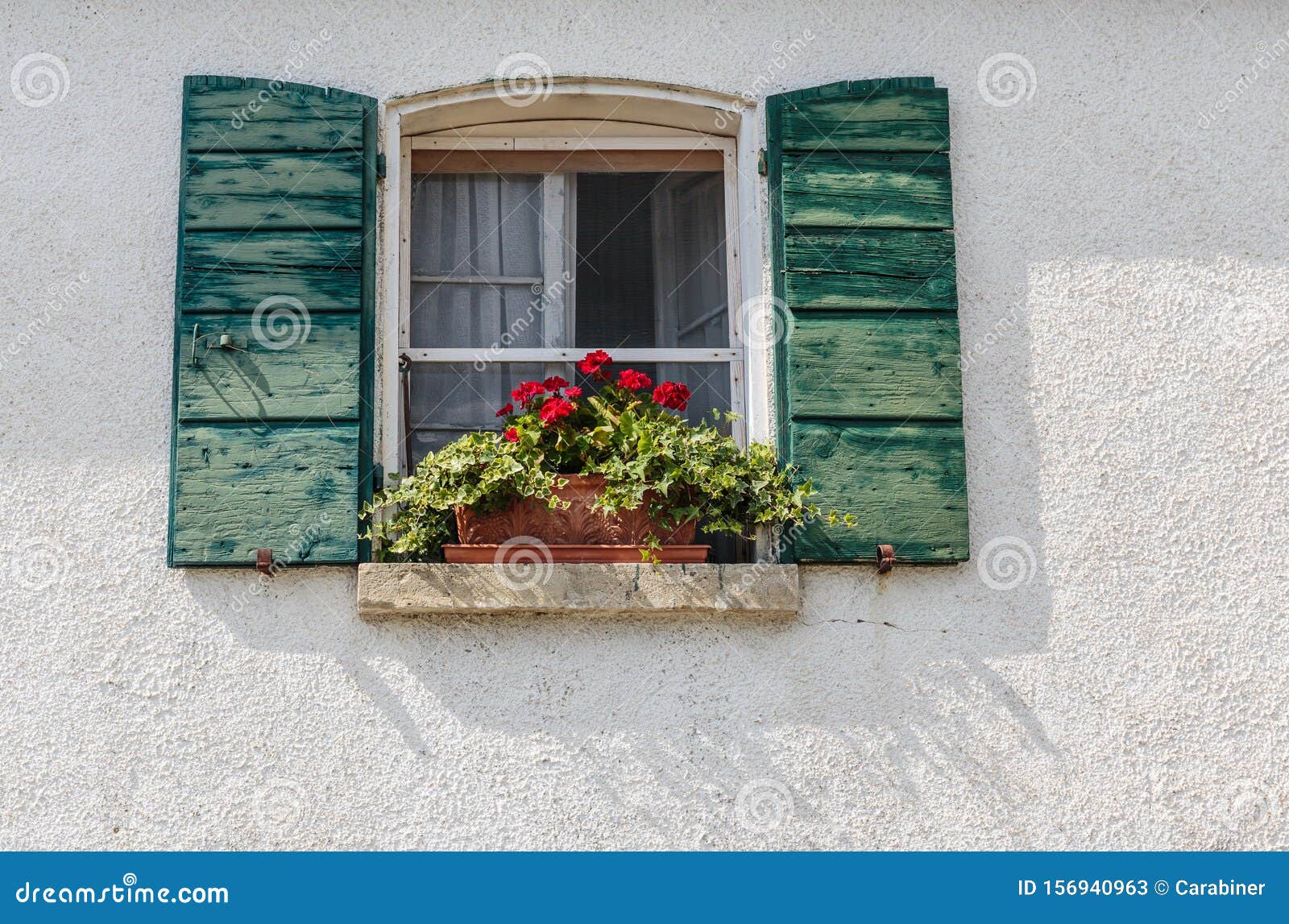 Raam in Een Oud Huis, Versierd Met Bloempotten Stock Afbeelding - Image ... Raam in Een Oud Huis, Versierd Met Bloempotten Stock Afbeelding - Image ...