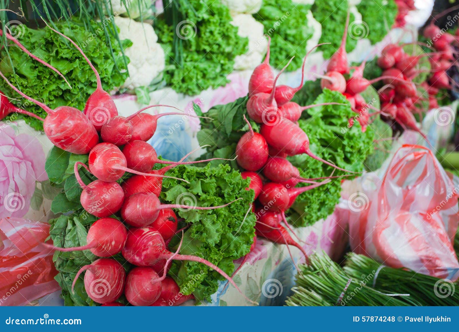 Rabanete E Couve-flor No Mercado Foto de Stock - Imagem de cozinhar ...