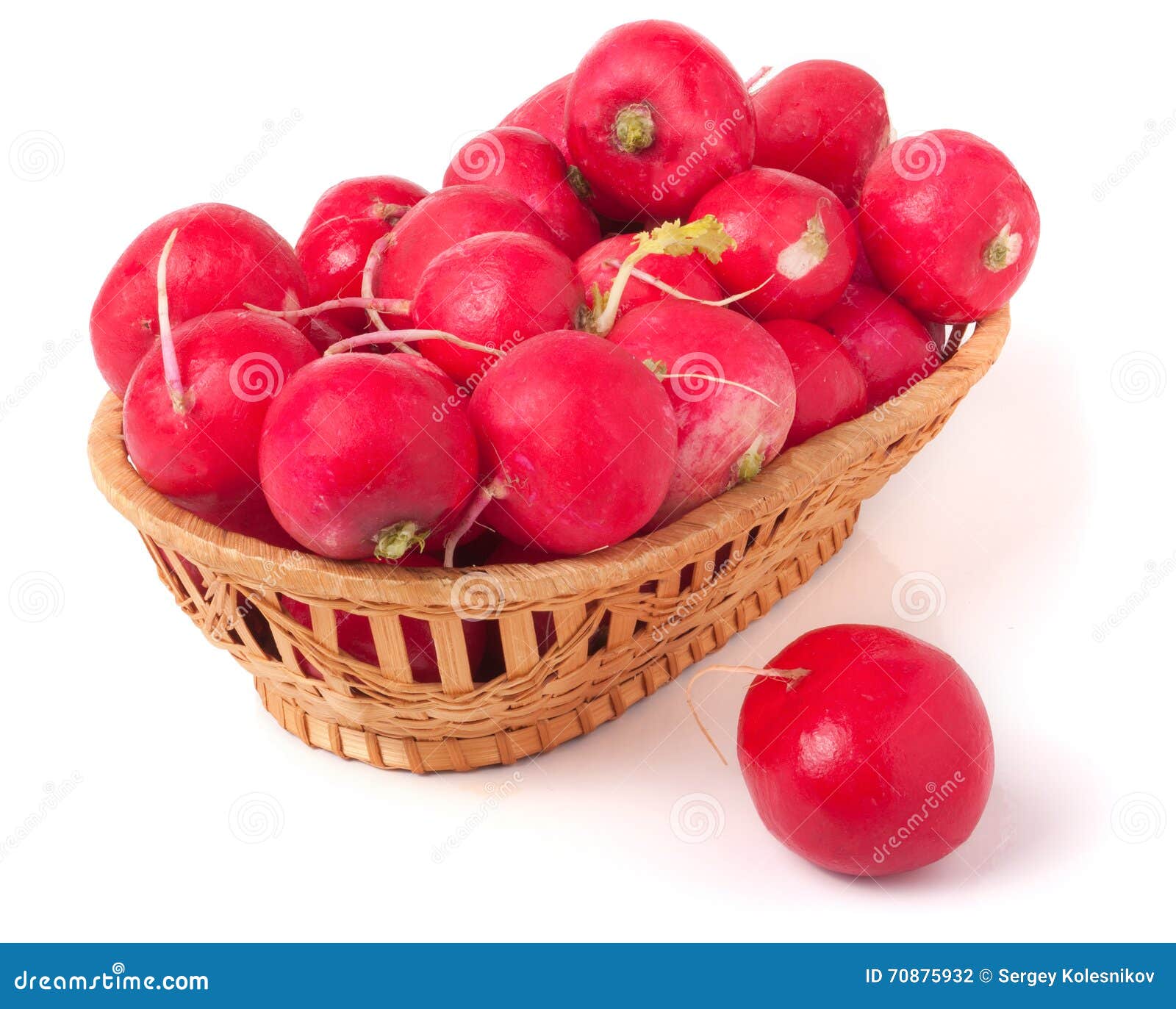 Rabanetes Em Uma Cesta De Vime Isolada No Fundo Branco Foto de Stock ...