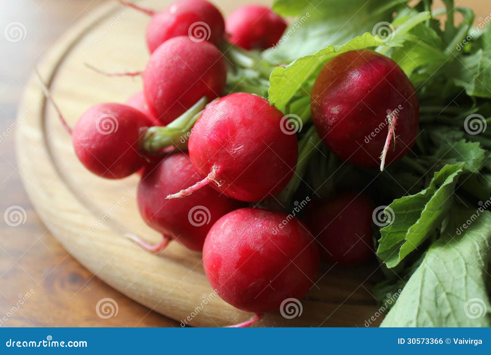 Rabanetes Frescos Na Placa De Corte Foto de Stock - Imagem de rabanete ...