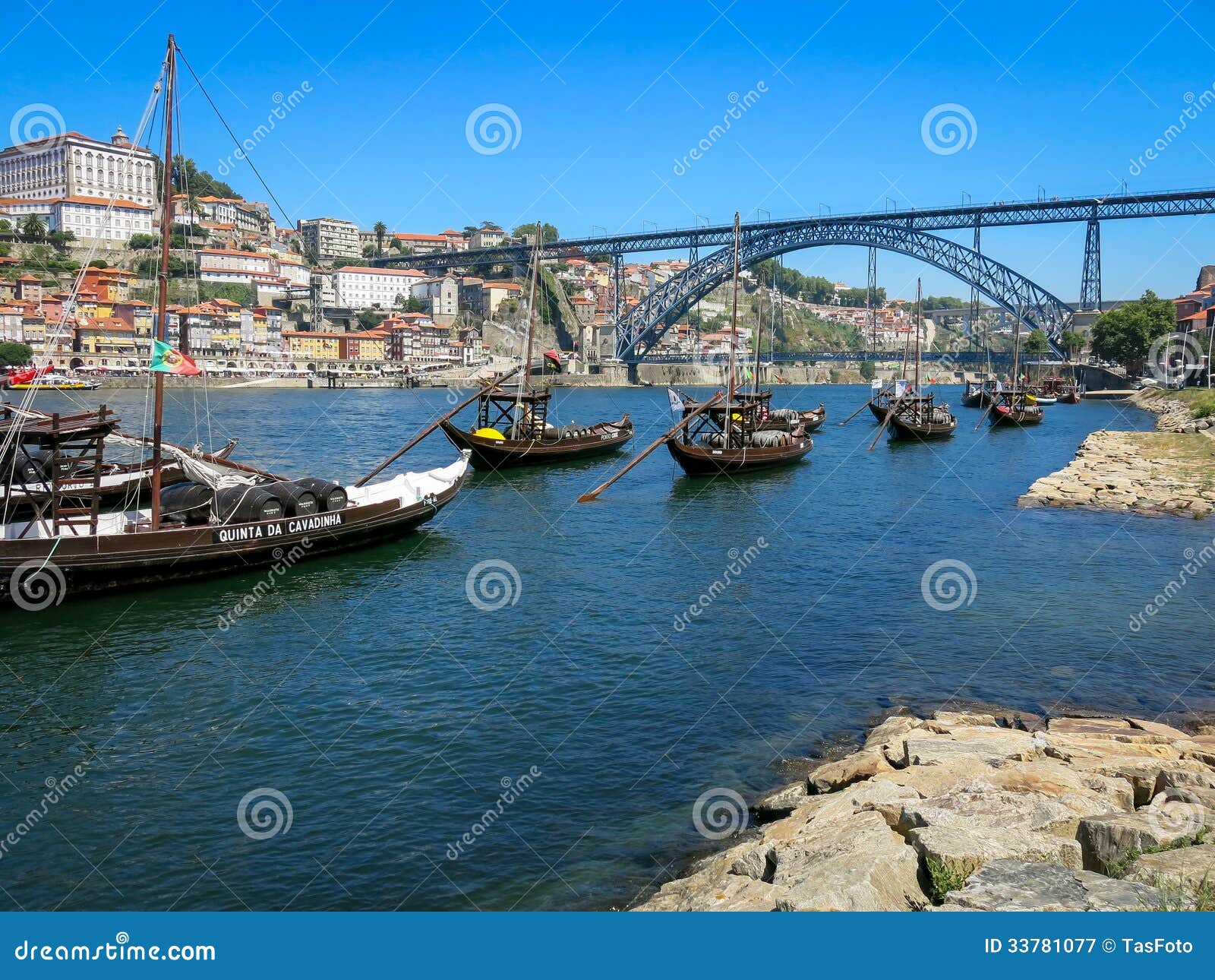 Rabelo-Boote Und Ponte Luis I in Porto Redaktionelles Stockfotografie ...