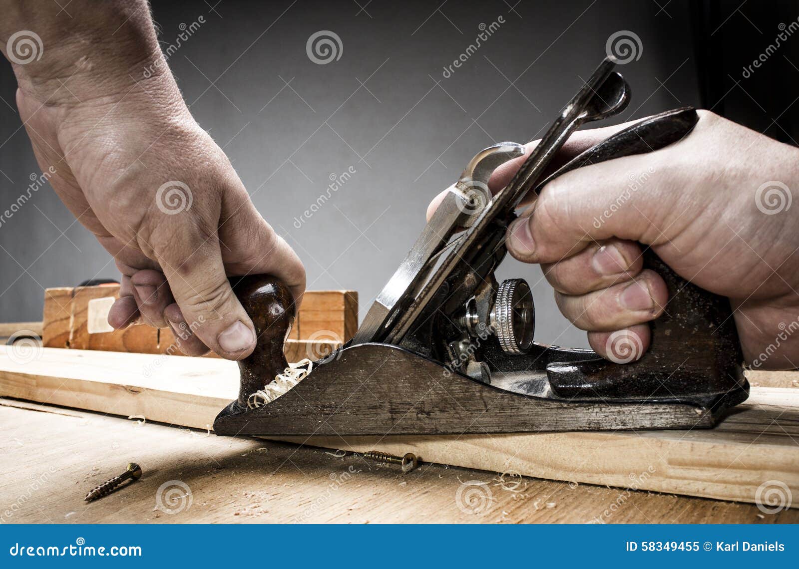 Rabotage Au Banc De Travail Image stock - Image du pièce, foret: 58349455