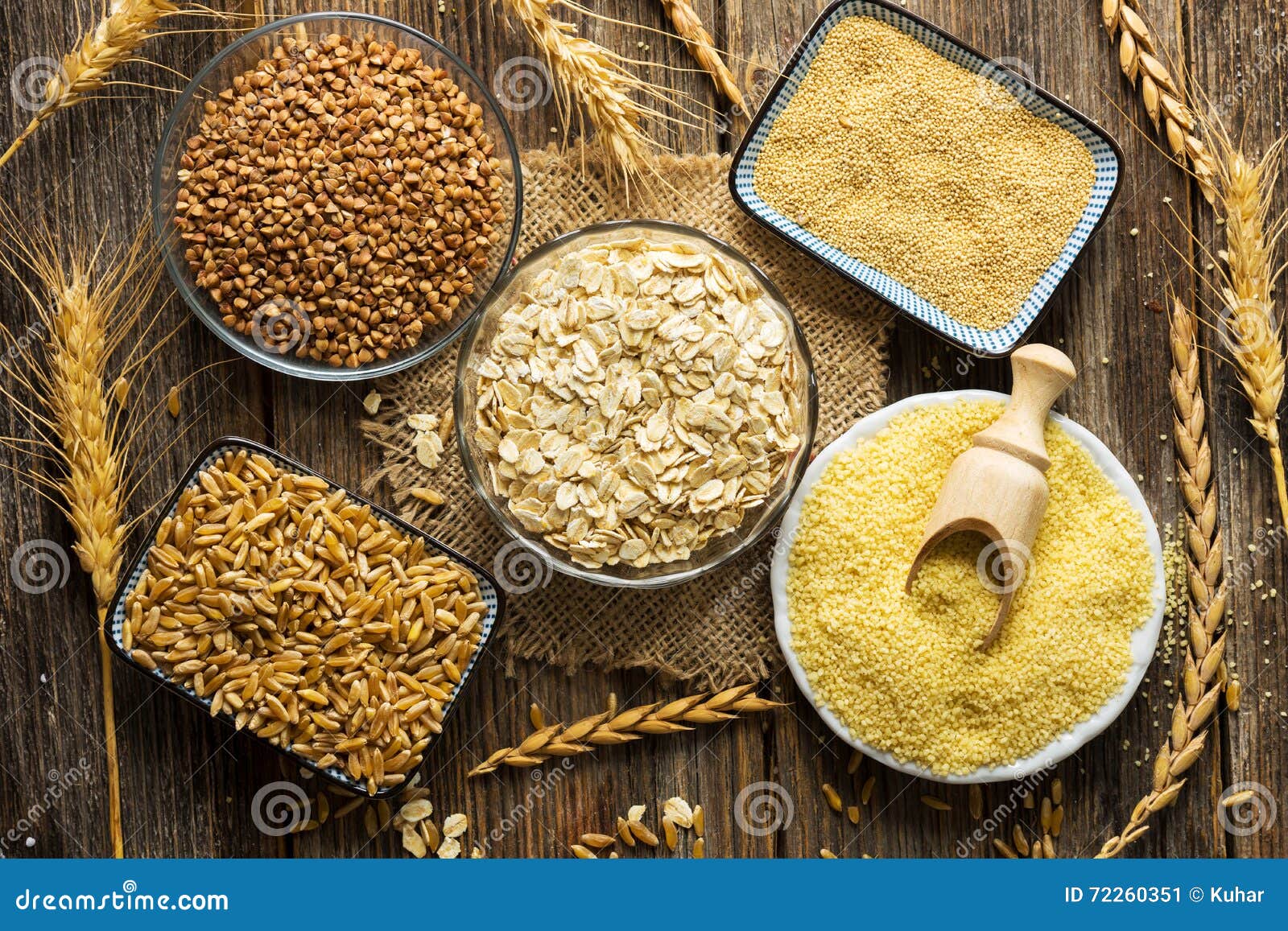 Raccolta dei cereali immagine stock. Immagine di autunno - 72260351