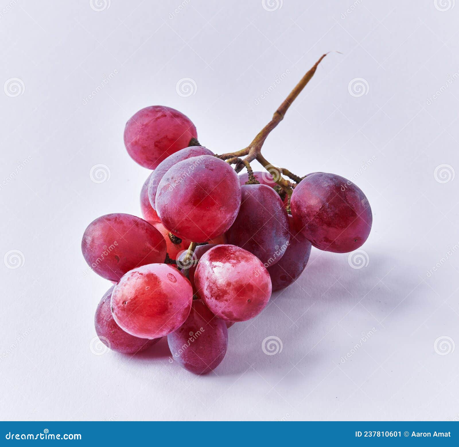Racimo De Uvas Aisladas Sobre Fondo Blanco Imagen de archivo - Imagen ...