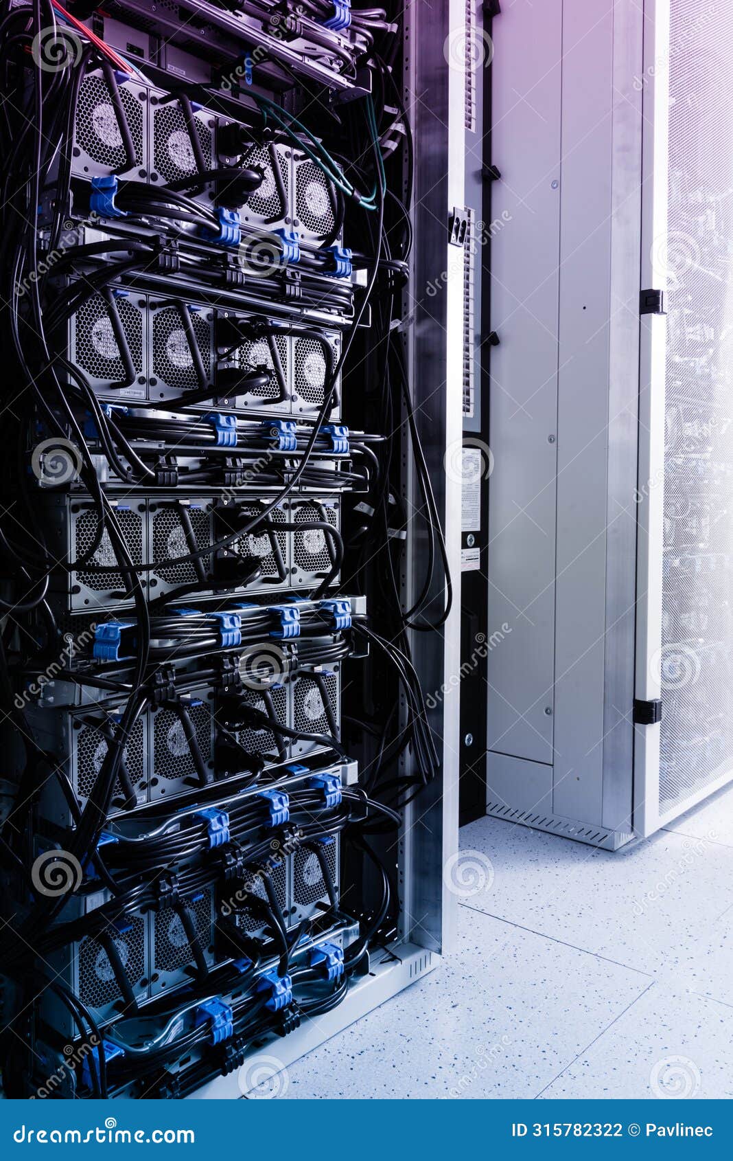 Racks Llenos De Hardware De Computadora Dentro Del Centro De Datos De ...