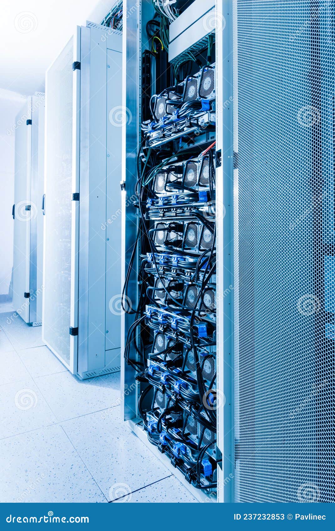 Racks Llenos De Hardware Informático Dentro Del Centro De Datos De ...