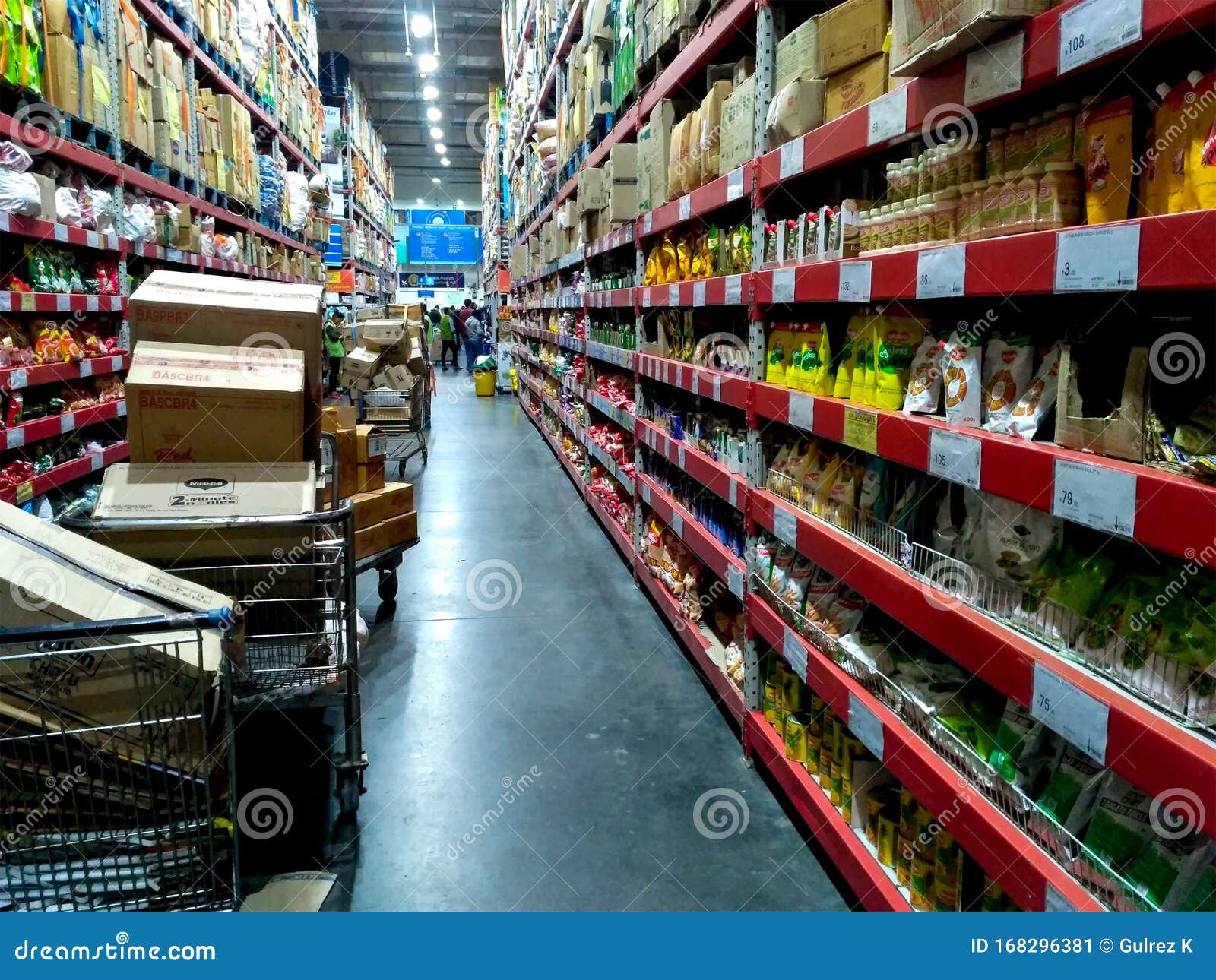 Racks Und Regale Im Supermarkt Redaktionelles Foto - Bild von innere ...