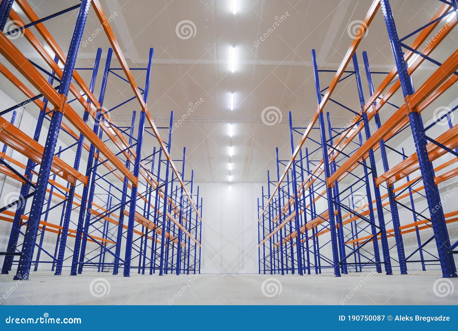 Racks Vacíos En Almacén Industrial Imagen de archivo - Imagen de salida ...