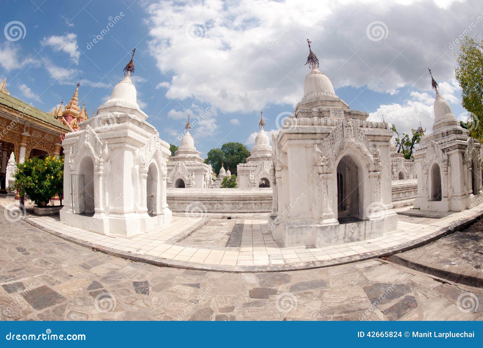 Rad Av Vita Pagoder I Den Kuthodaw Templet, Myanmar Arkivfoto - Bild av ...