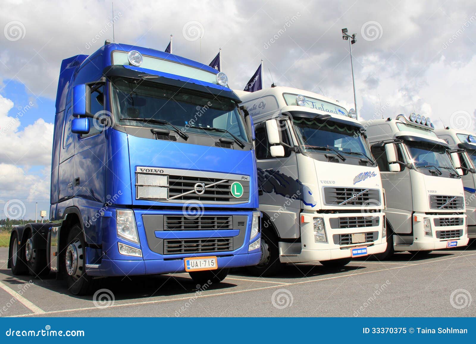 Rad av Volvo lastbilar redaktionell foto. Bild av skrovlighet - 33370375