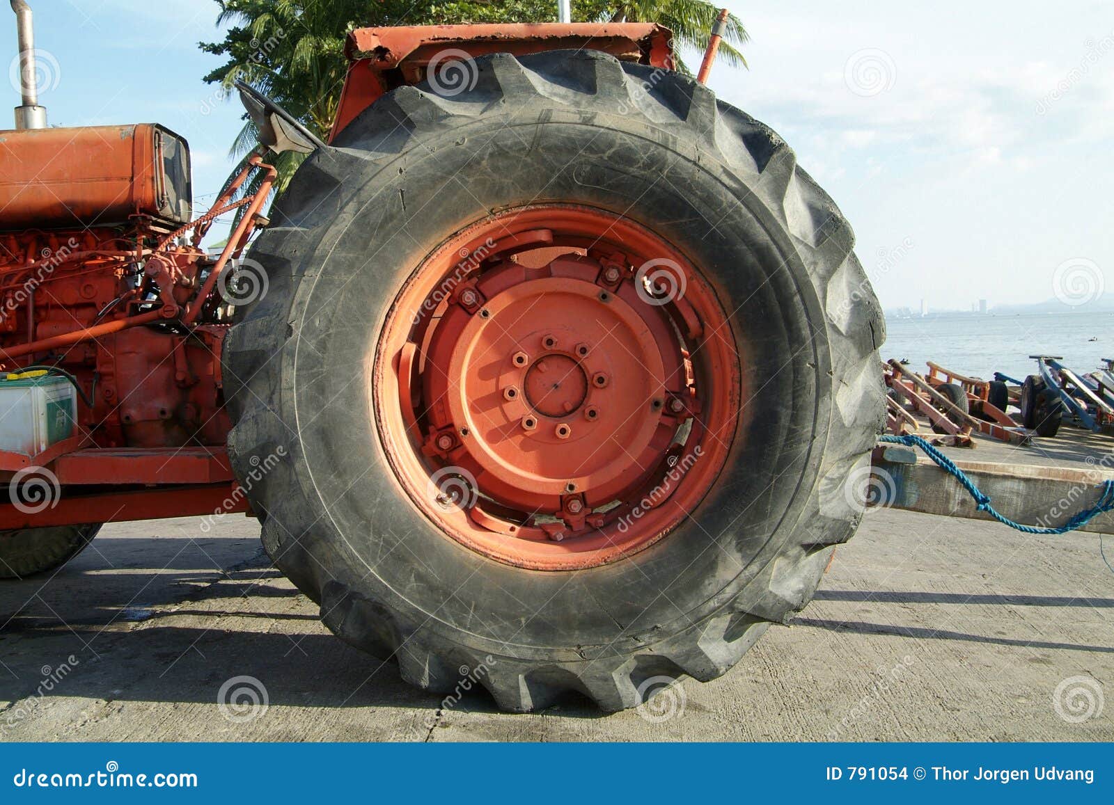 Rad Des Alten, Orange Traktors Stockfoto - Bild von meer, orange: 791054