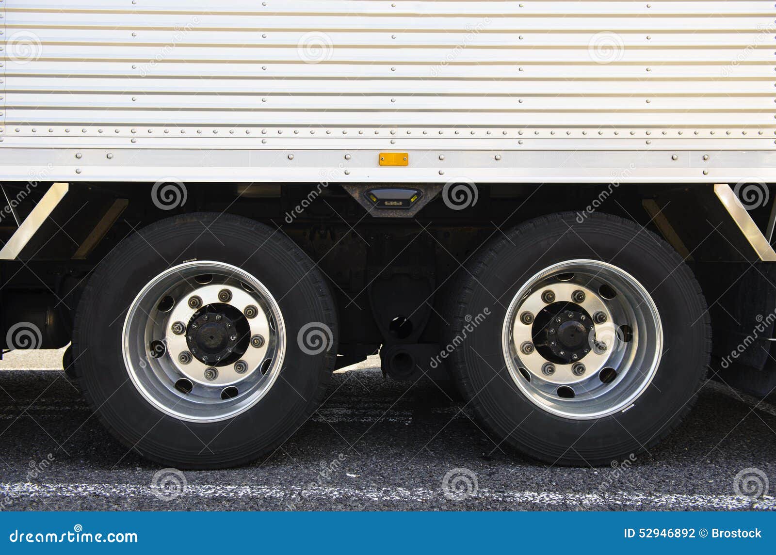 Rad von LKW stockfoto. Bild von fracht, asphalt, kreis - 52946892