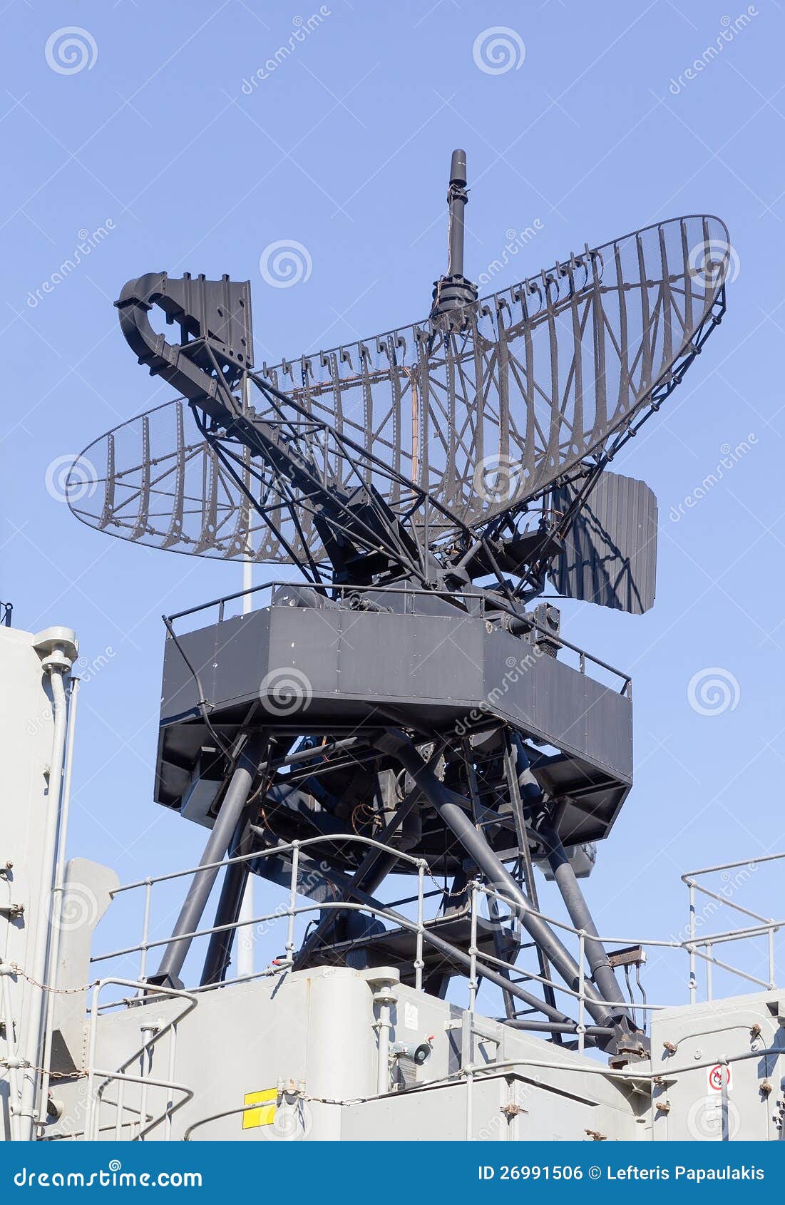 RADAR op een oorlogsschip stock foto. Image of fregat - 26991506