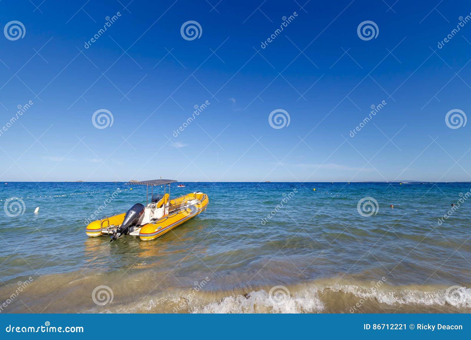Radeau De Sauvetage Gonflable En Mer Image stock - Image du plage ...