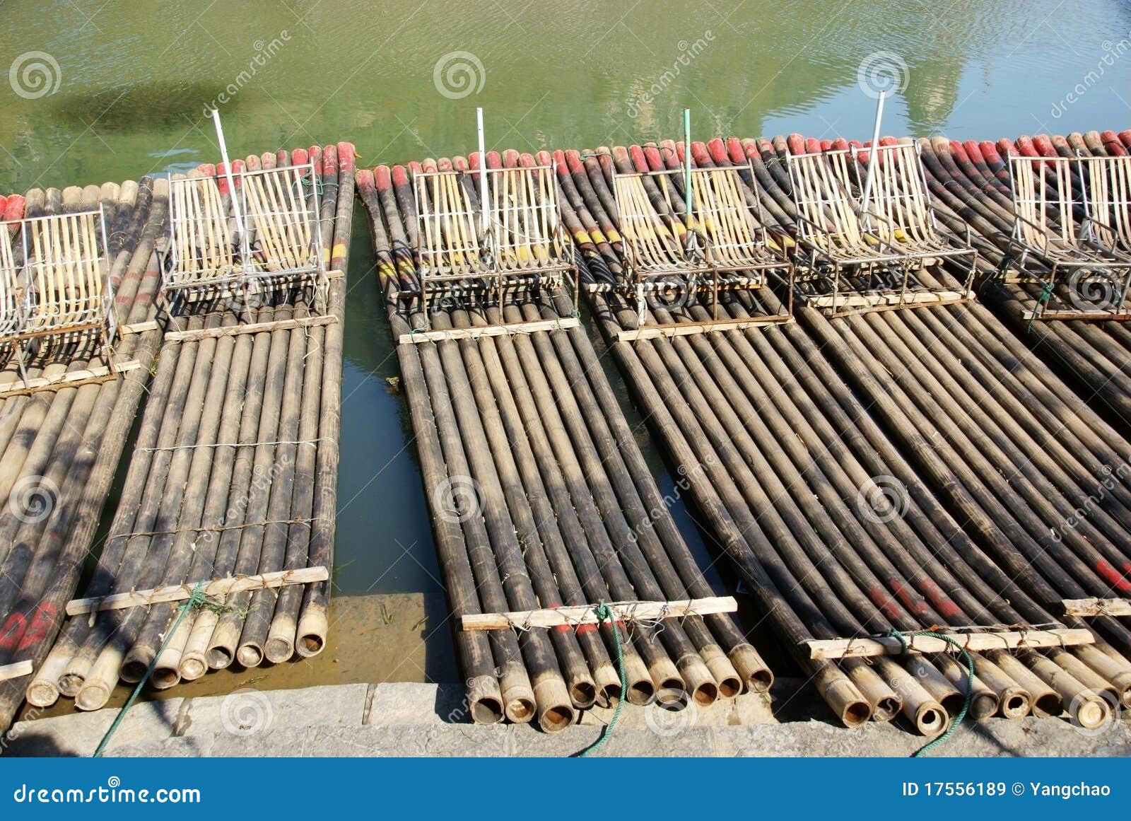 Radeau En Bambou Par Le Fleuve Image stock - Image du fleuve, asie ...