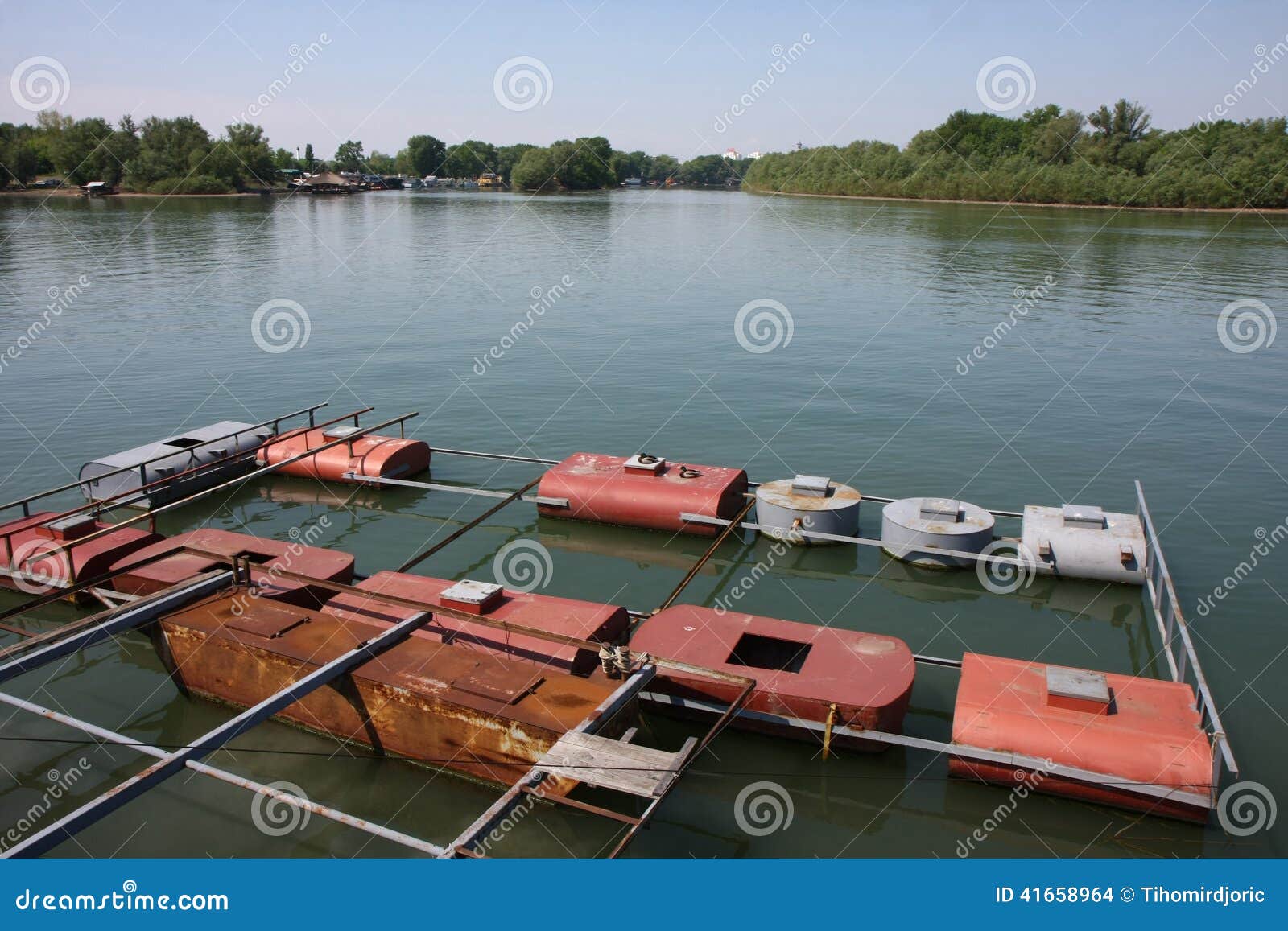 Radeau pour la maison photo stock. Image du rive, chalets - 41658964