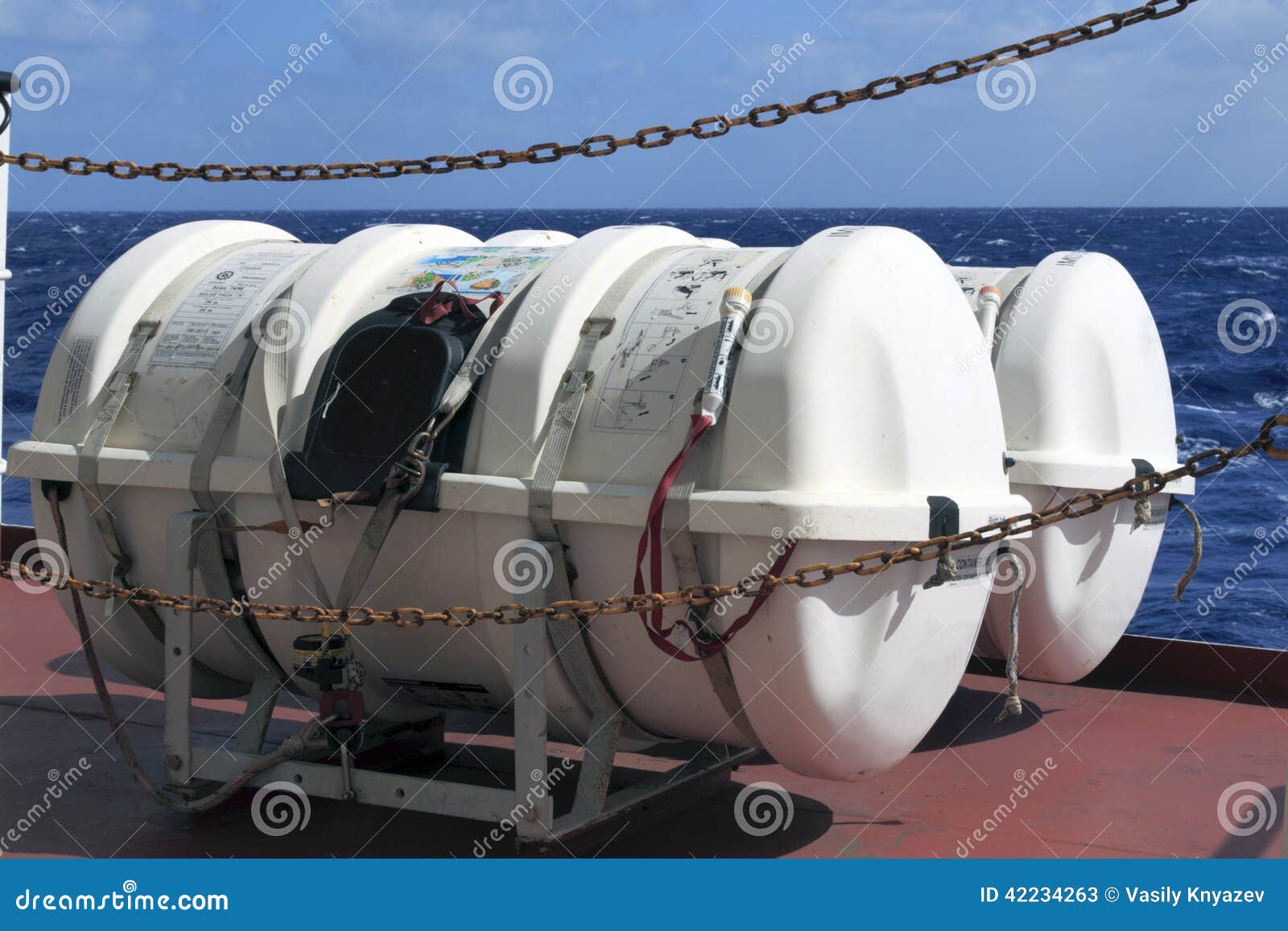 Radeaux de sauvetage photo stock éditorial. Image du salut - 42234263