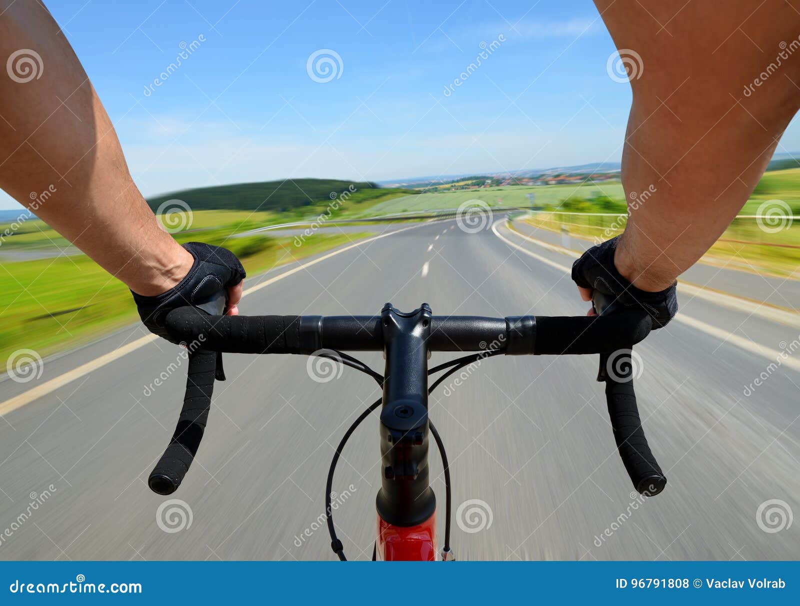 Radfahrerfahrten Auf Ein Rennrad Stockfoto - Bild von tätigkeit ...