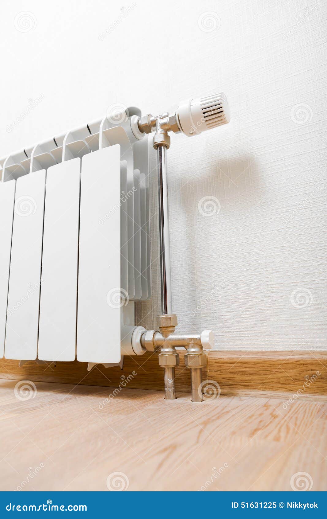 Radiatore Del Riscaldamento a Casa Immagine Stock - Immagine di metallo ...