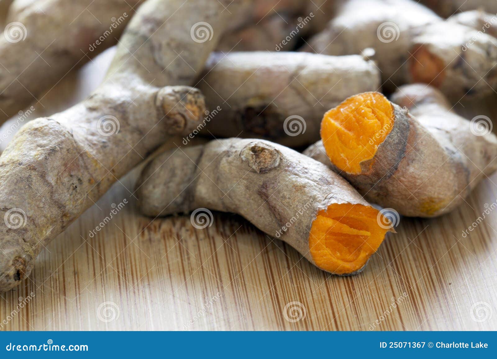 Radice di curcuma fresca immagine stock. Immagine di sapore - 25071367