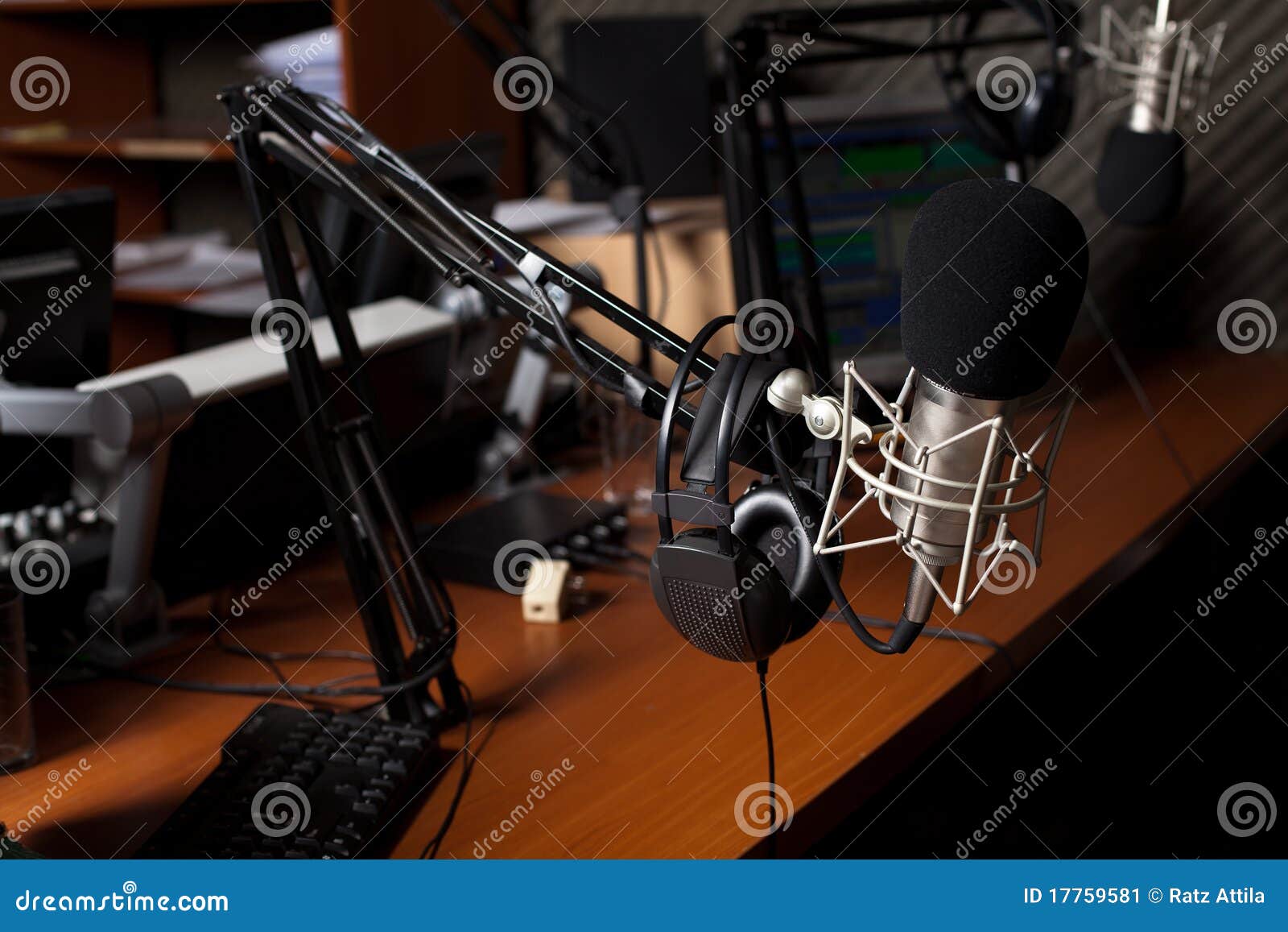 Radio studio stock afbeelding. Image of enthousiasme - 17759581