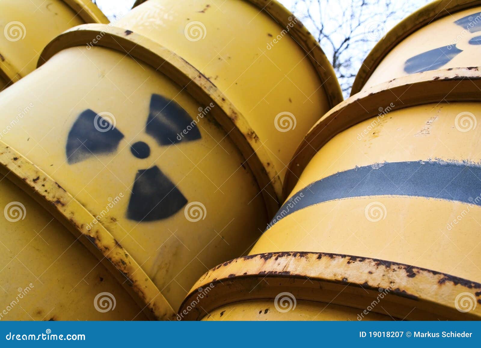 Radioactief Afval Van De Kernindustrie in Geel Stock Afbeelding - Image ...