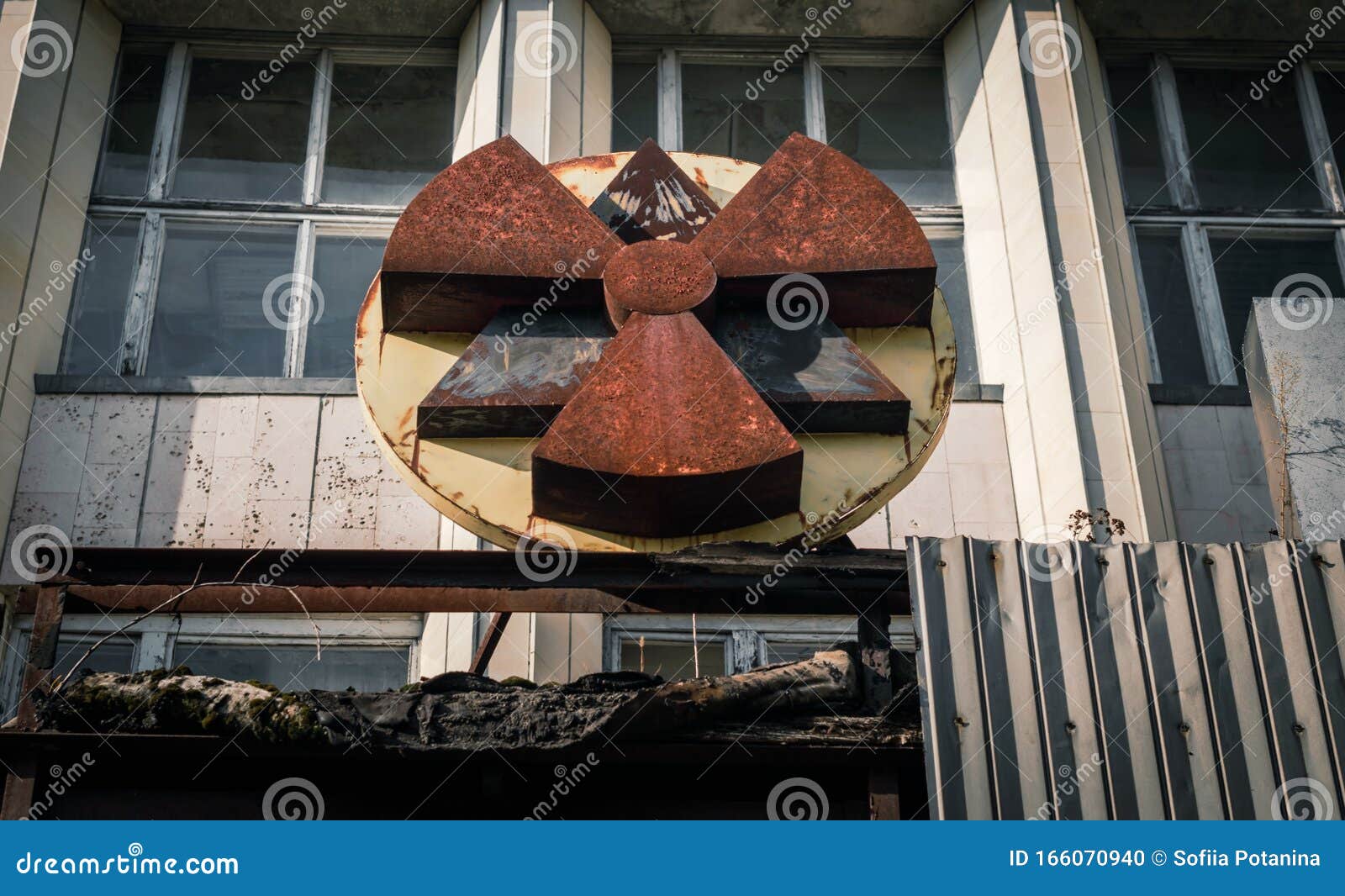 Radioactive Symbol: Yellow Nuclear Radioactive Ionizing Radiation ...