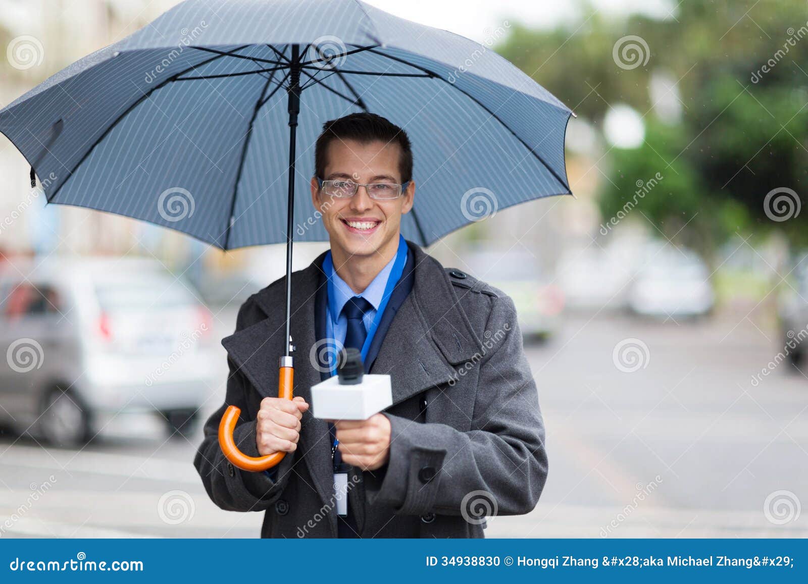 Radiodiffusion Vivante De Journaliste Photo stock - Image du masculin ...