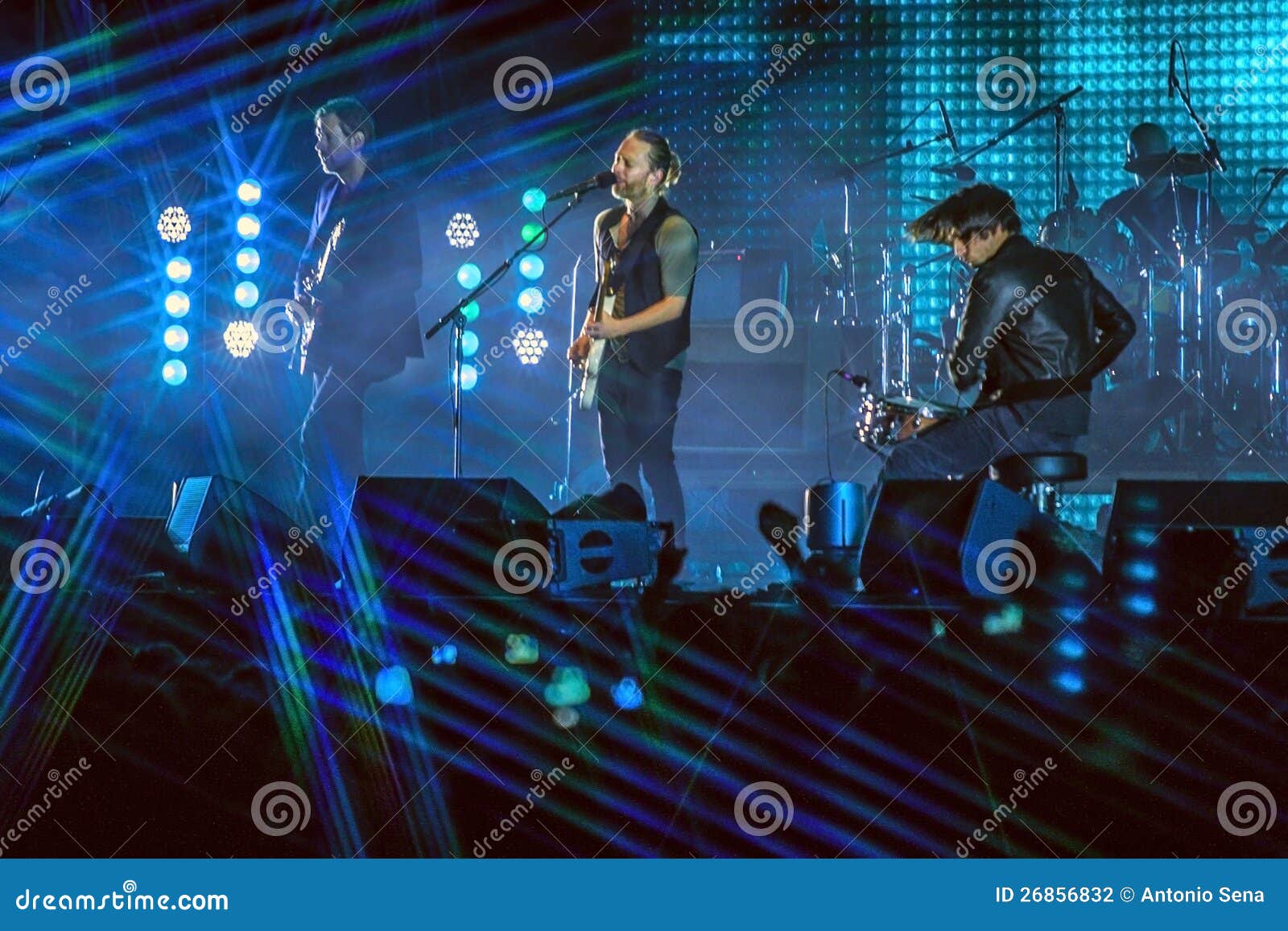 Radiohead concert editorial photography. Image of jonny - 26856832