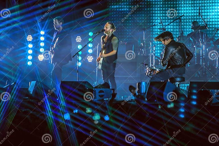 Radiohead concert editorial photography. Image of jonny - 26856832