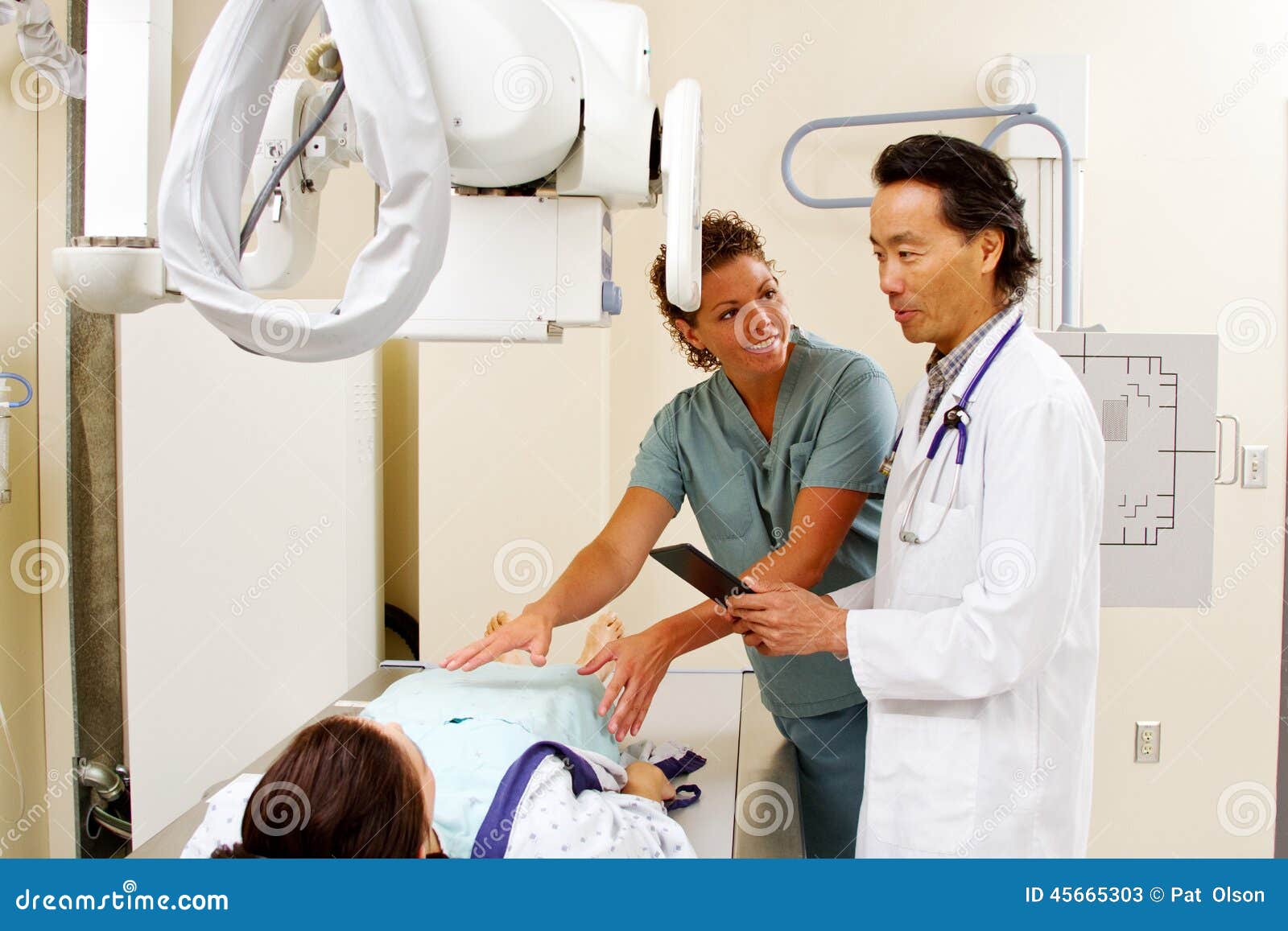 Radiologo E Tecnico Che Parlano Con Il Paziente Immagine Stock ...