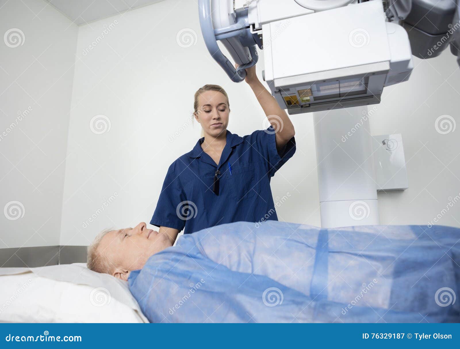 Radioloog Adjusting Xray Machine Over De Mens Stock Afbeelding - Image ...