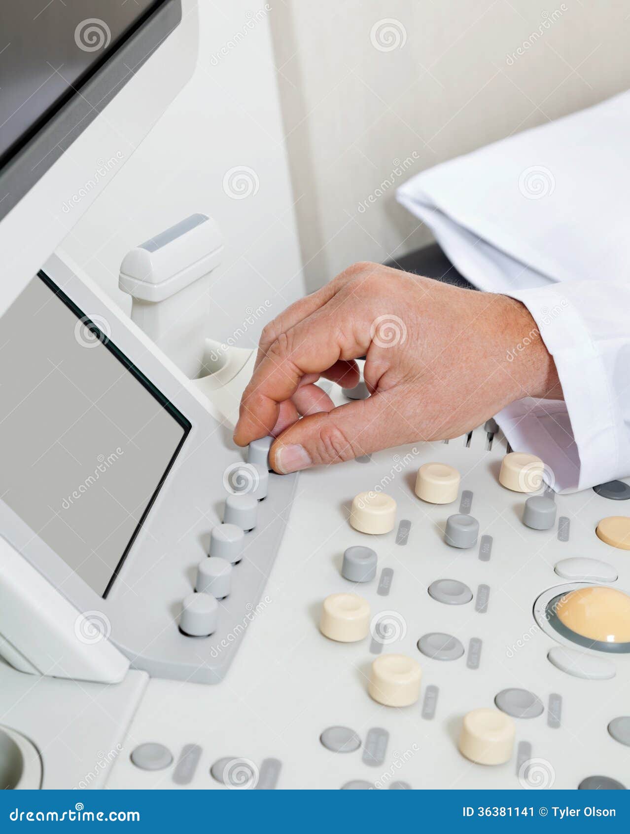 Radioloog Operating Ultrasound Machine Stock Afbeelding - Image of ...