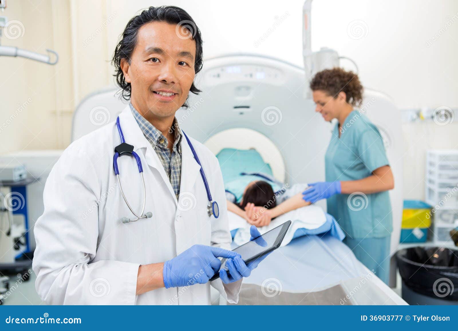 Radioloog Using Digital Tablet Tijdens CT Aftasten Stock Afbeelding ...