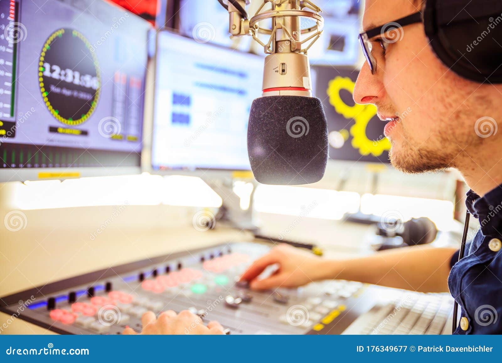 Radiomoderator Sitzt in Einem Modernen Rundfunkstudio Und Spricht in ...