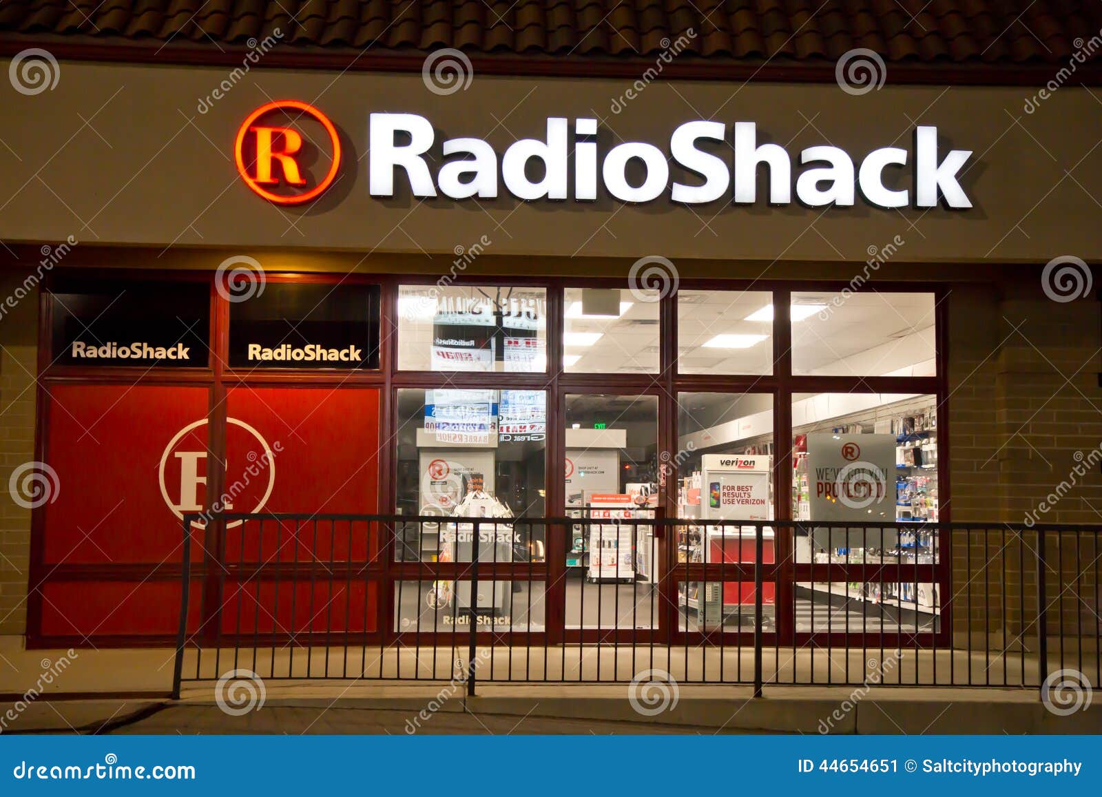 RadioShack Building @ Night Editorial Photo - Image of company ...