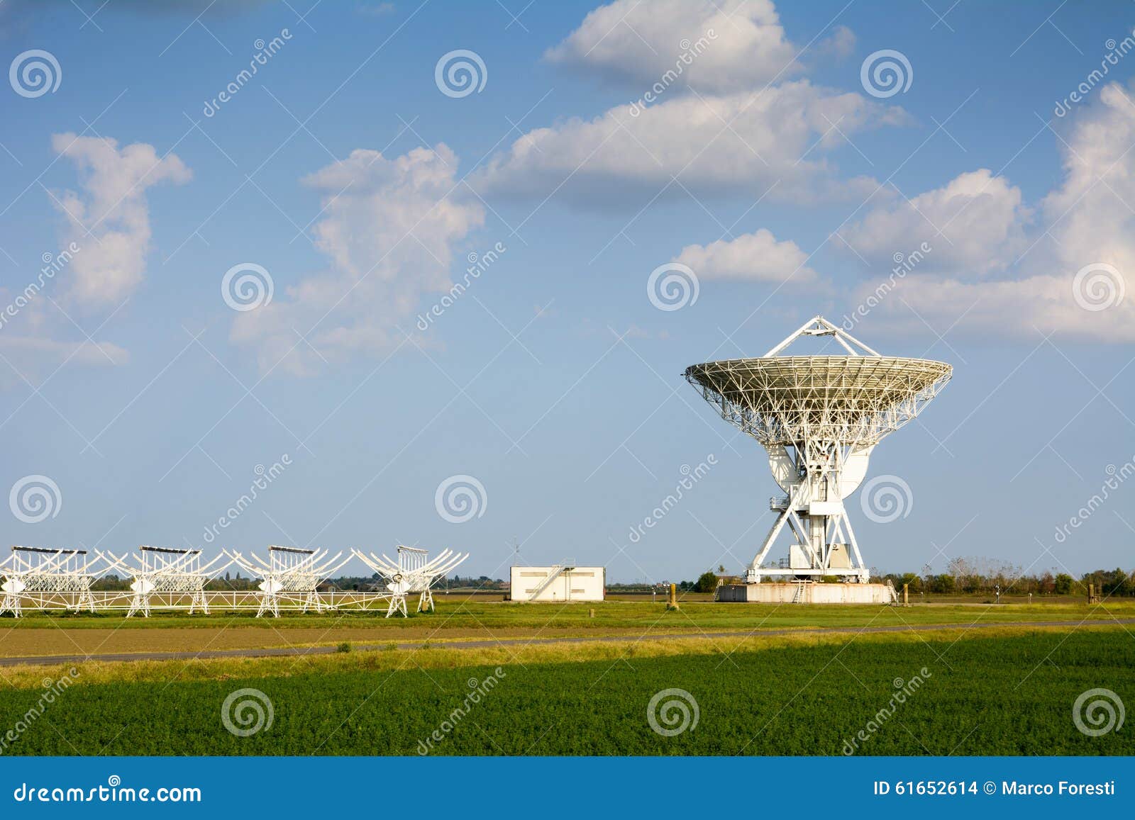 Radiotelescope: Parabolic Antenna and Linear Array Antenna Editorial ...