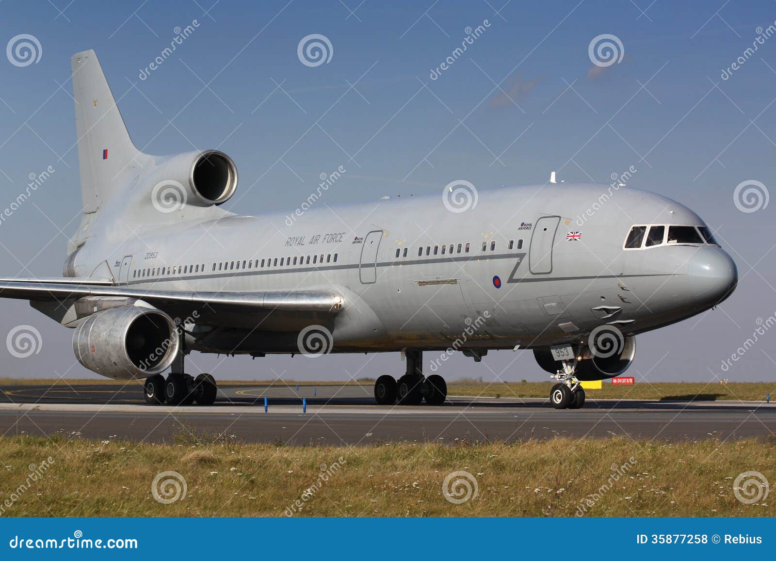 RAF L-1011 foto de stock editorial. Imagem de nuvens - 35877258
