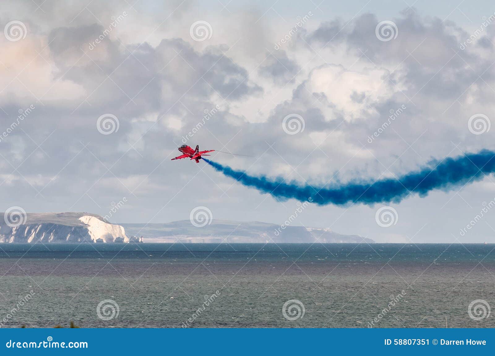 RAF Red Arrows Team foto editorial. Imagen de rojo, pista - 58807351